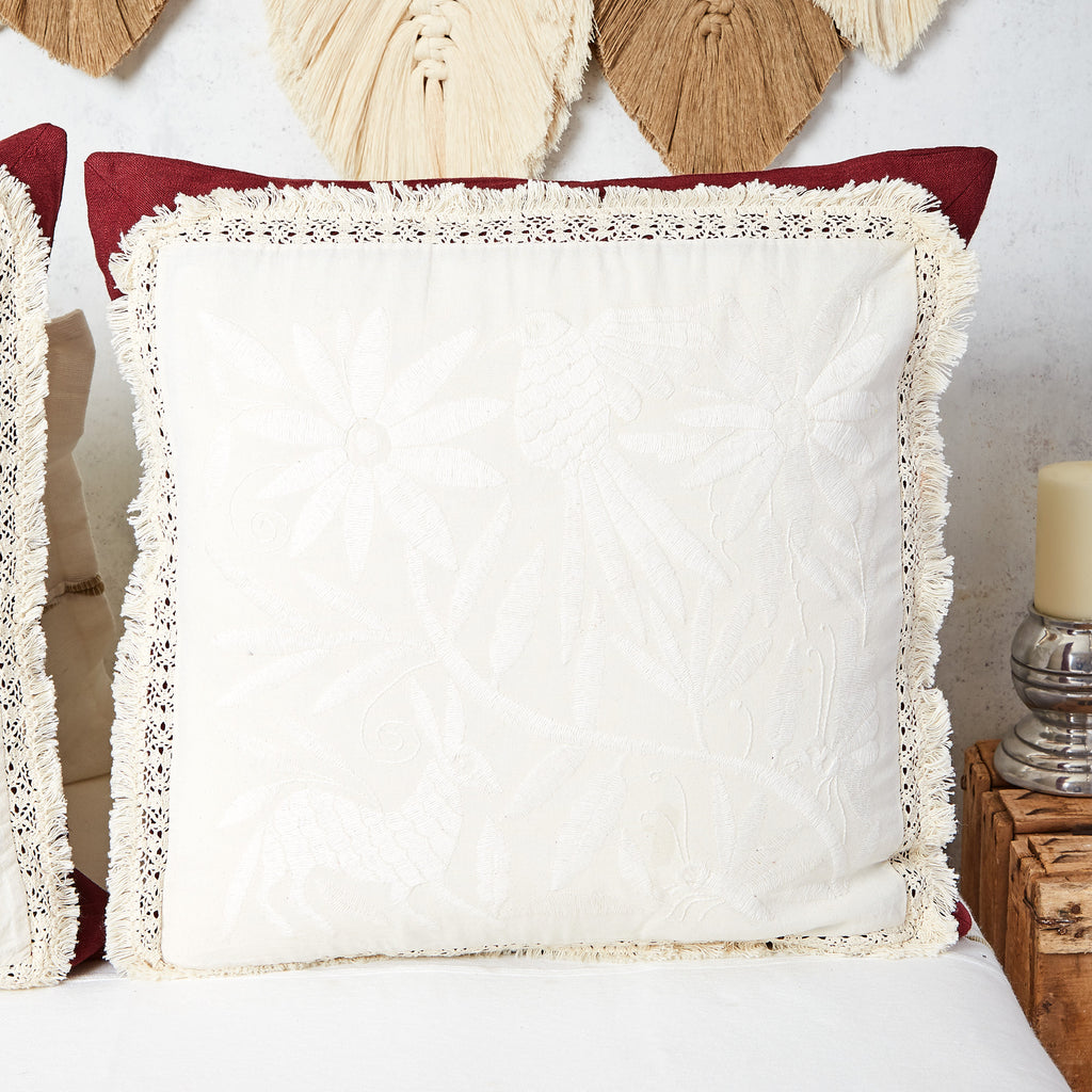 Cojín Bordado Tenango blanco y cenefa burdeos – HUAKAL