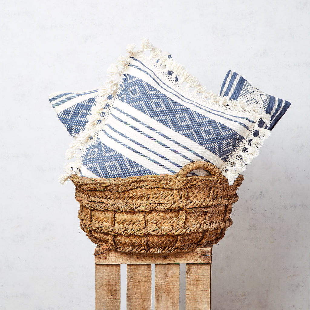 Cojín Telar de cintura, con flecos azul y beige – HUAKAL