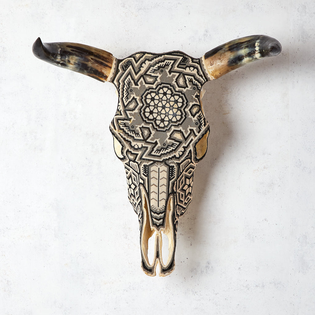 Cabeza de vaca de huichol con chaquiras| Huakal – HUAKAL