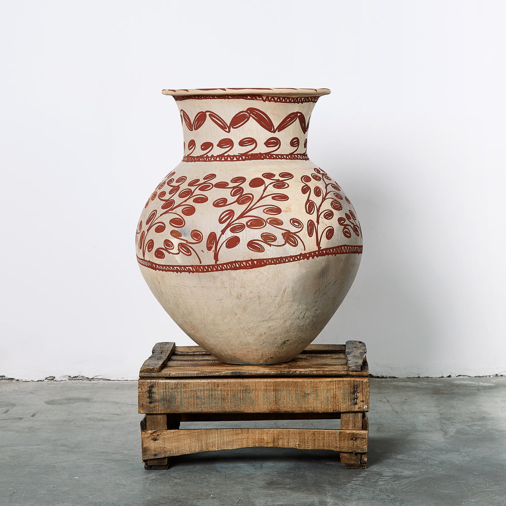 Vasija Barro Pintado beige con detalles en teja – HUAKAL